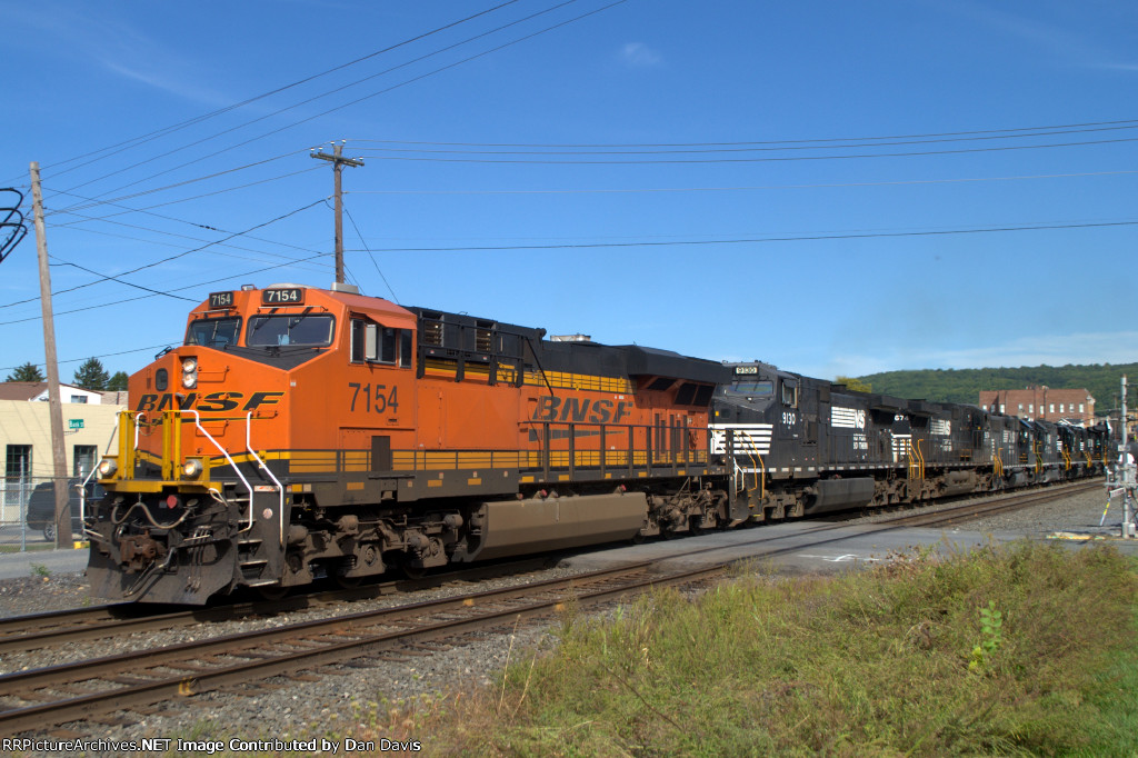 BNSF ES44C4 7154 leads K34
